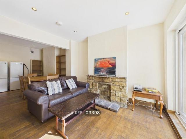 5 bedroom terraced house to rent