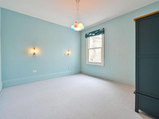 5 bedroom terraced house to rent
