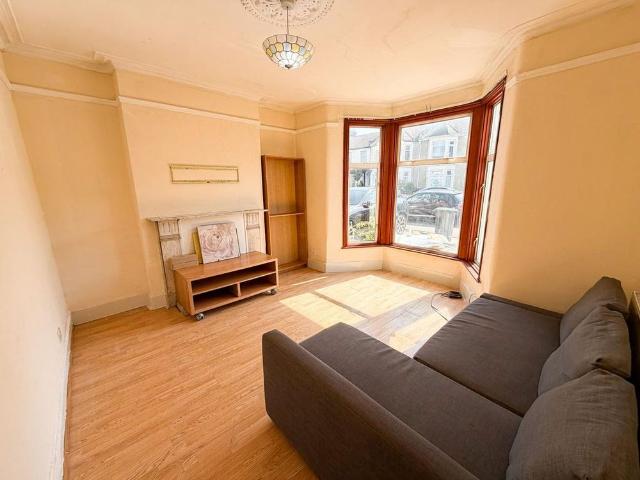 5 bedroom terraced house to rent