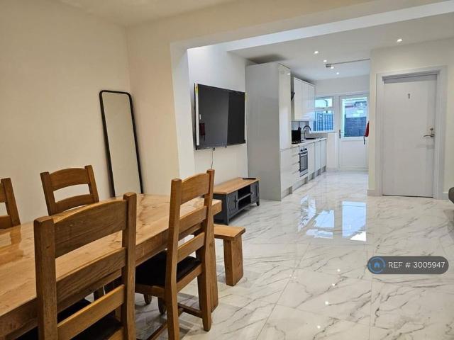 5 bedroom terraced house to rent