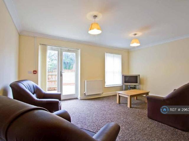 5 bedroom terraced house to rent