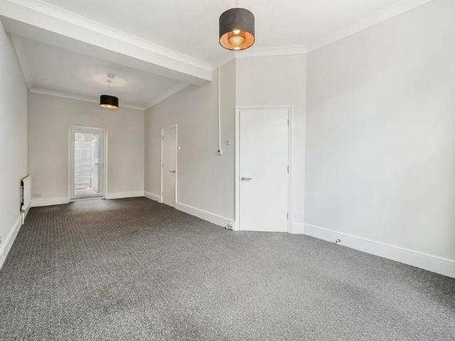 5 bedroom terraced house to rent