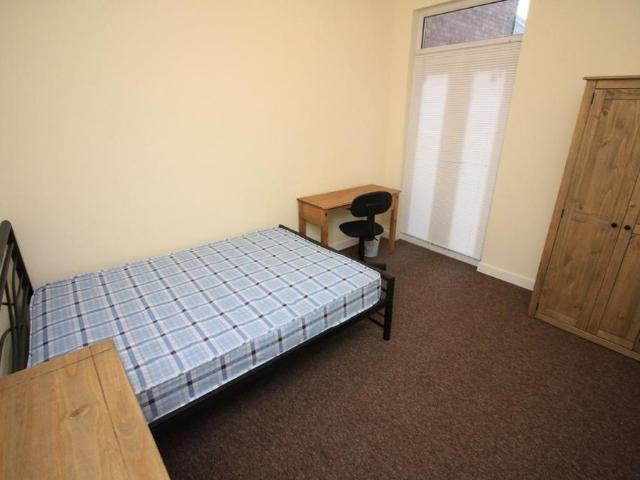 5 bedroom terraced house to rent
