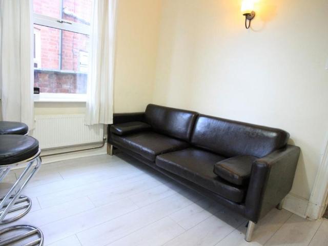 5 bedroom terraced house to rent