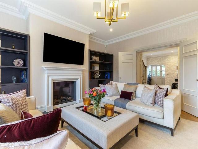 5 bedroom terraced house to rent