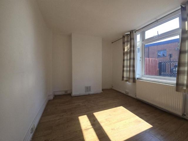 5 bedroom terraced house to rent