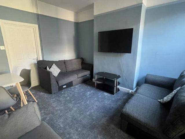 5 bedroom terraced house to rent