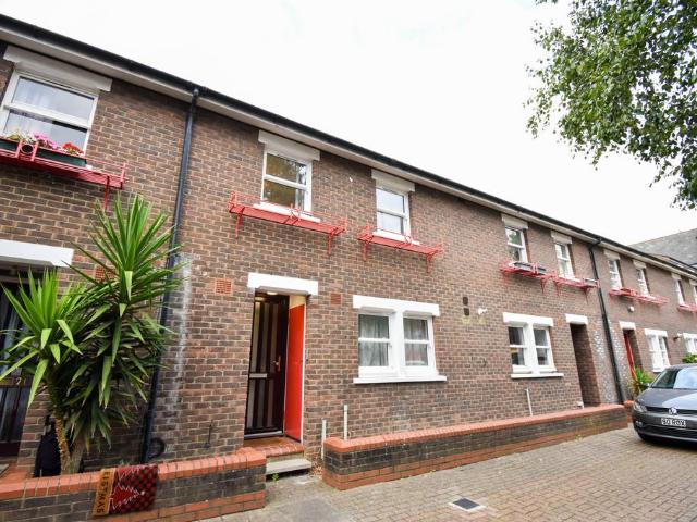 5 bedroom terraced house to rent