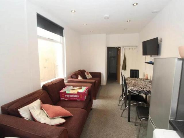 5 bedroom terraced house to rent
