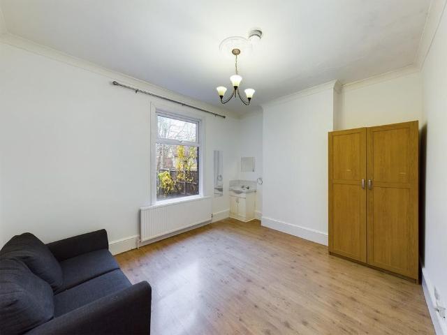 5 bedroom terraced house to rent
