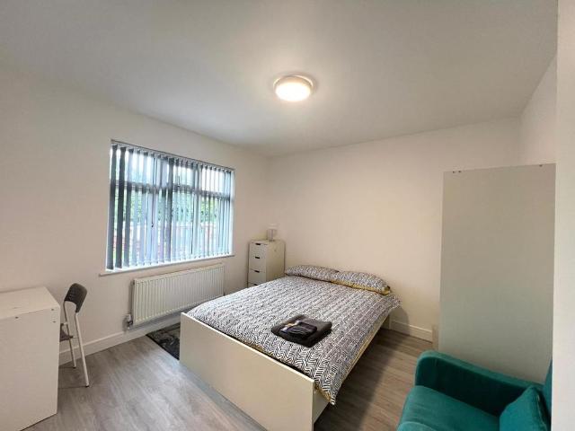 5 bedroom terraced house to rent