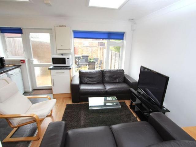 5 bedroom terraced house to rent