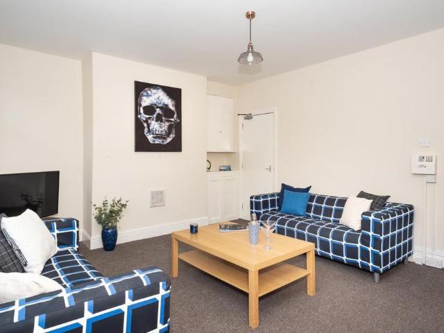 5 bedroom terraced house to rent