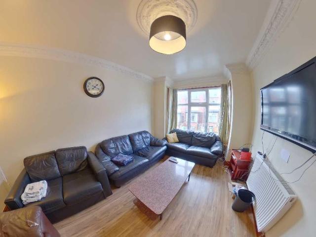 5 bedroom terraced house to rent