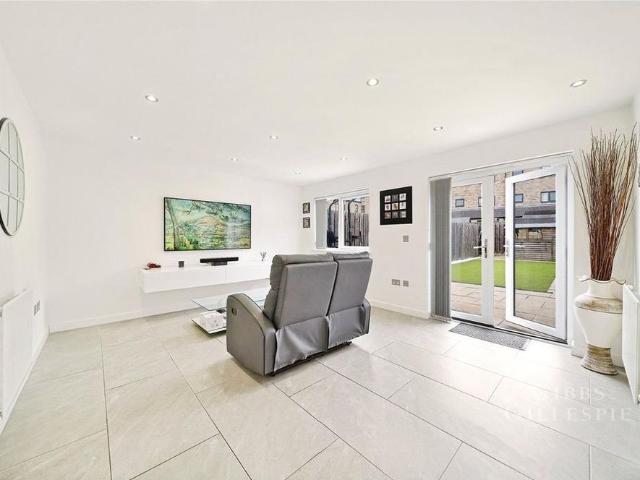 5 bedroom terraced house to rent