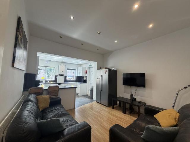 5 bedroom terraced house to rent