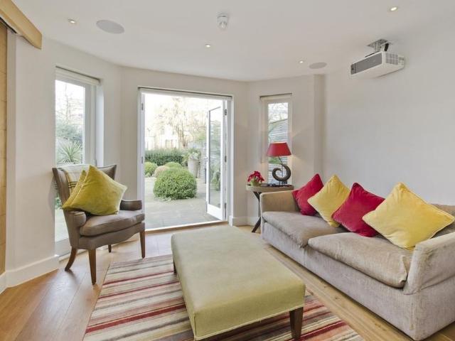 5 bedroom terraced house to rent
