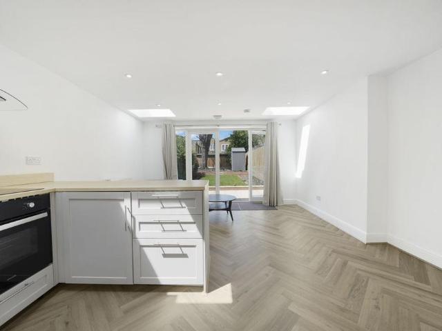 5 bedroom terraced house to rent