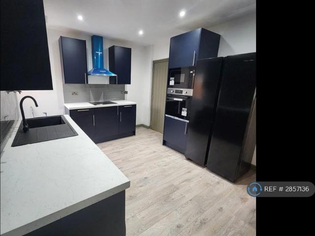 5 bedroom terraced house to rent