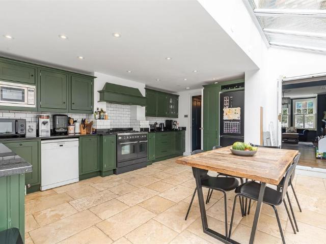 5 bedroom terraced house to rent