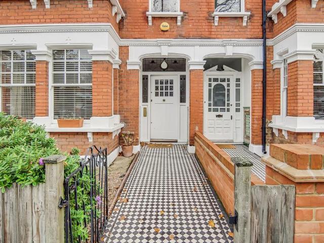 5 bedroom terraced house to rent