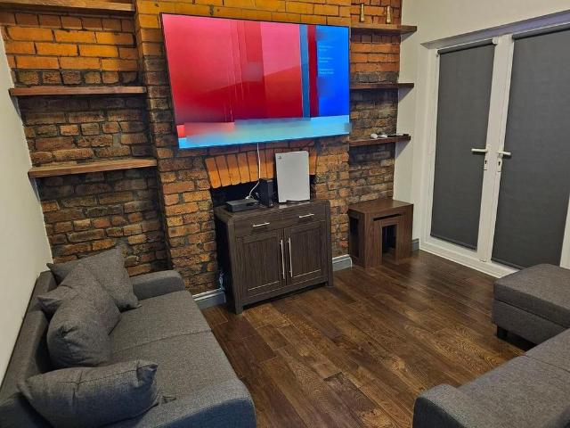 5 bedroom terraced house to rent