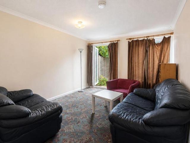 5 bedroom terraced house to rent