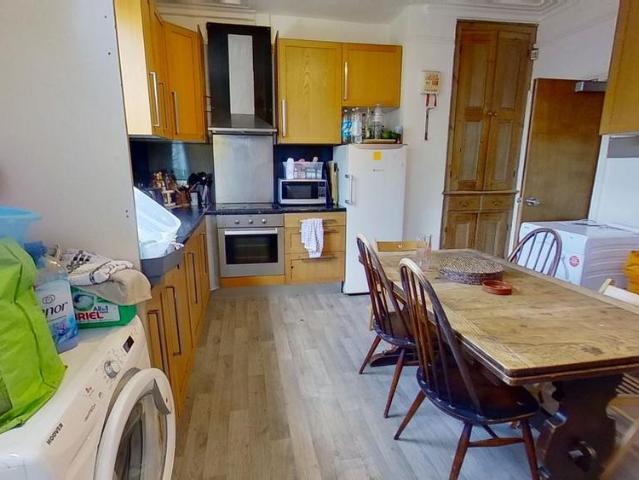5 bedroom terraced house to rent