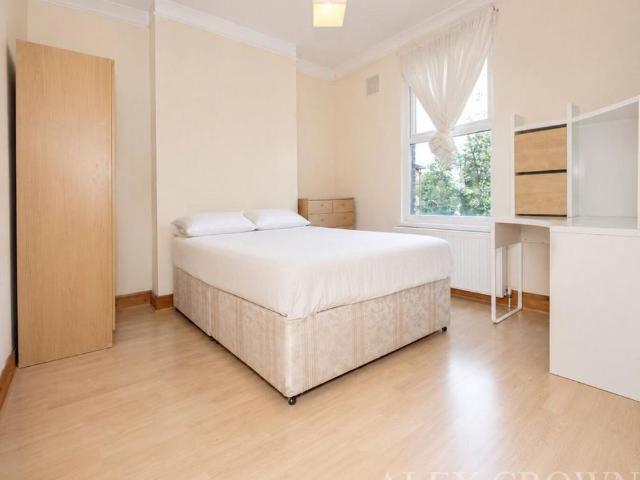 5 bedroom terraced house to rent