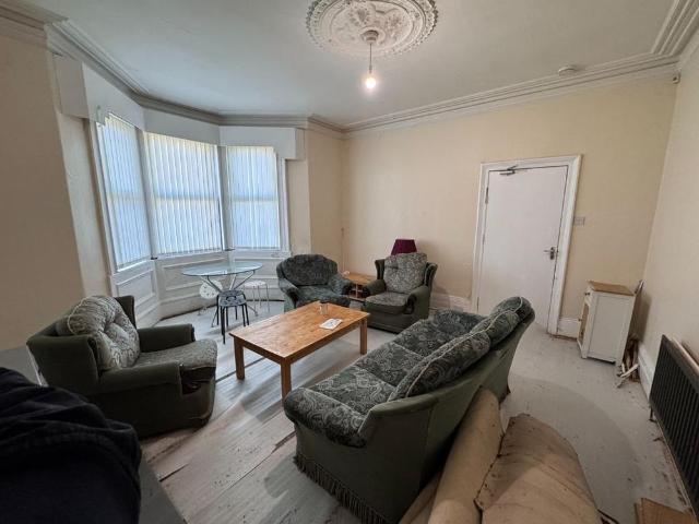 5 bedroom terraced house to rent