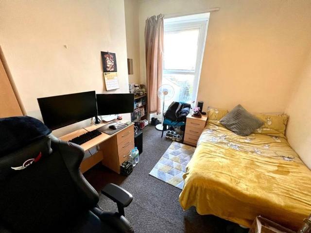 5 bedroom terraced house to rent