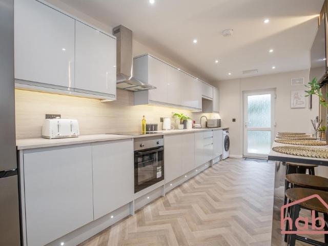 5 bedroom terraced house to rent