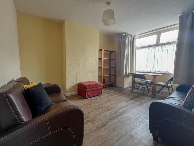 5 bedroom terraced house to rent