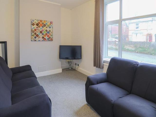 5 bedroom terraced house to rent