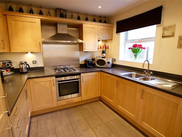 5 bedroom terraced house to rent