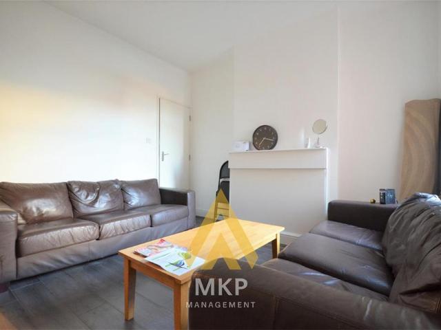 5 bedroom terraced house to rent