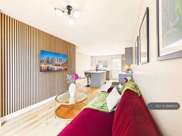 5 bedroom terraced house to rent