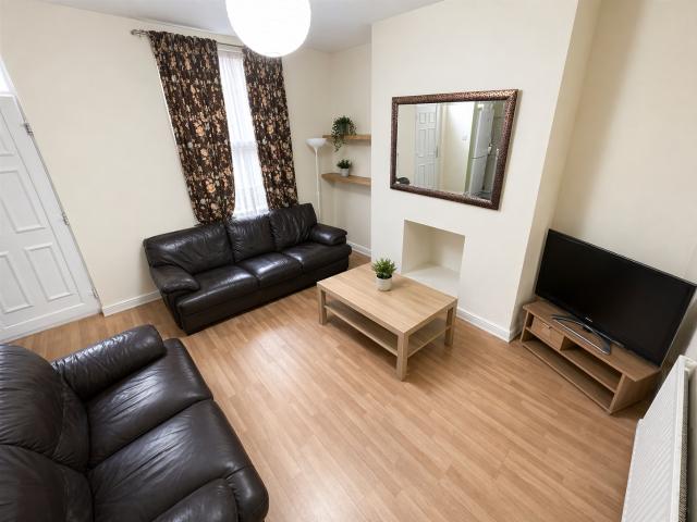 5 bedroom terraced house to rent