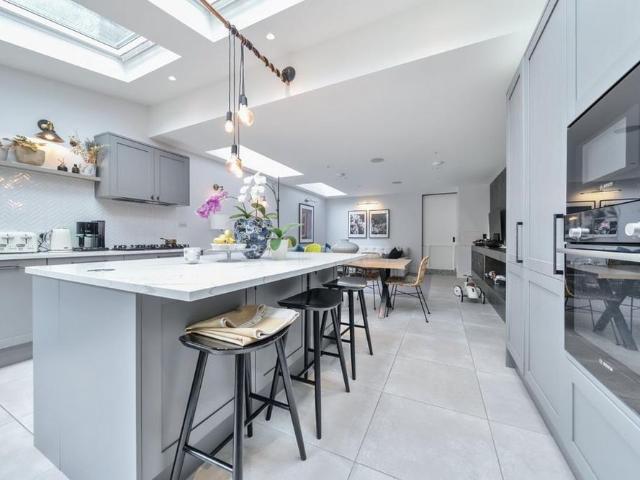 5 bedroom terraced house to rent
