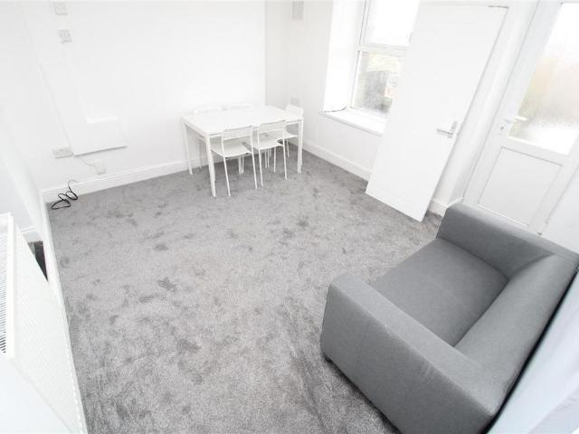 5 bedroom terraced house to rent