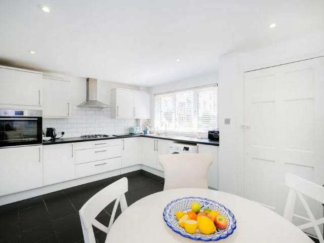 5 bedroom terraced house to rent