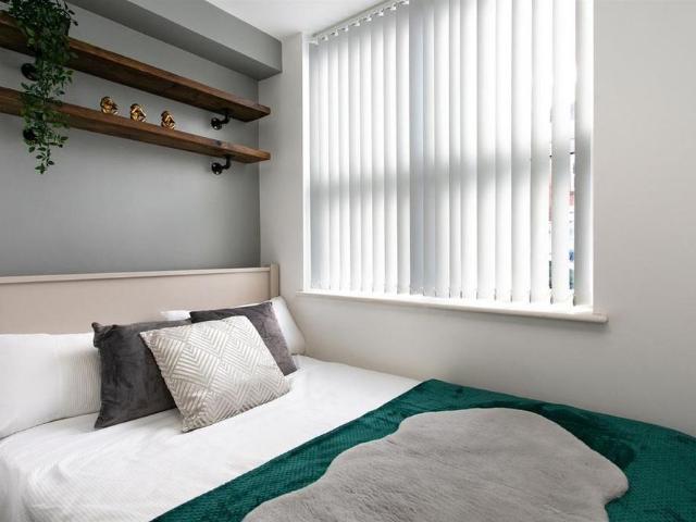 5 bedroom terraced house to rent