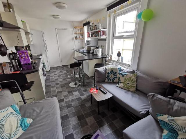 5 bedroom terraced house to rent
