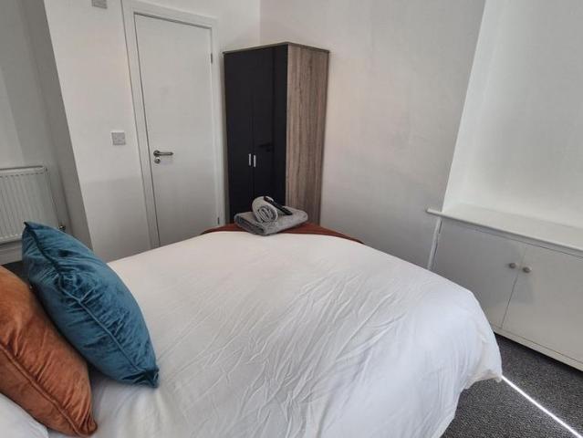 5 bedroom terraced house to rent