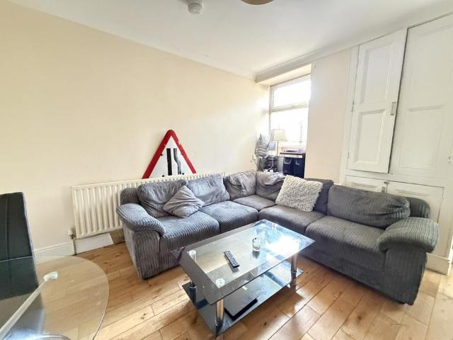 5 bedroom terraced house to rent
