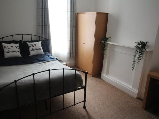 5 bedroom terraced house to rent