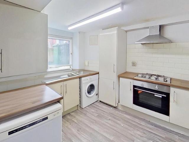 5 bedroom terraced house to rent