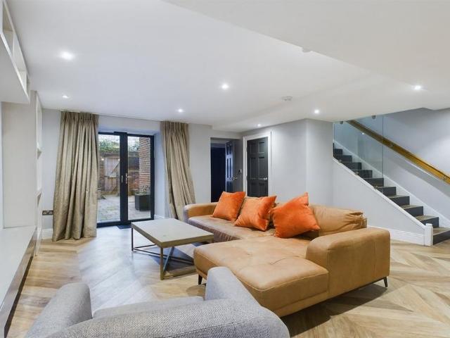 5 bedroom terraced house to rent