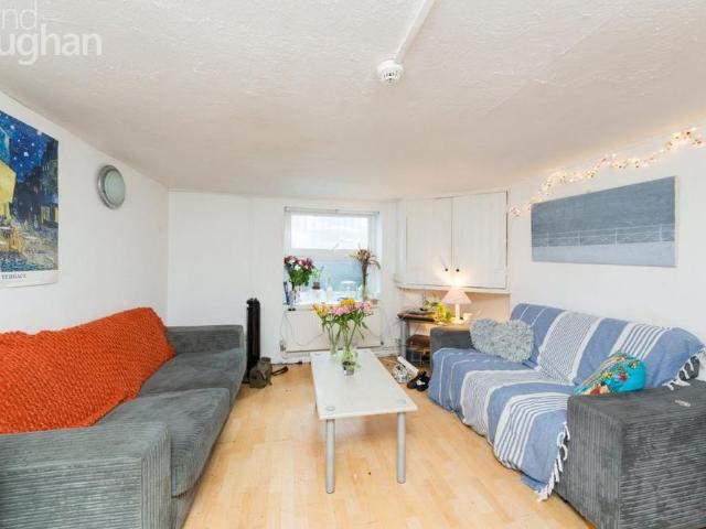 5 bedroom terraced house to rent