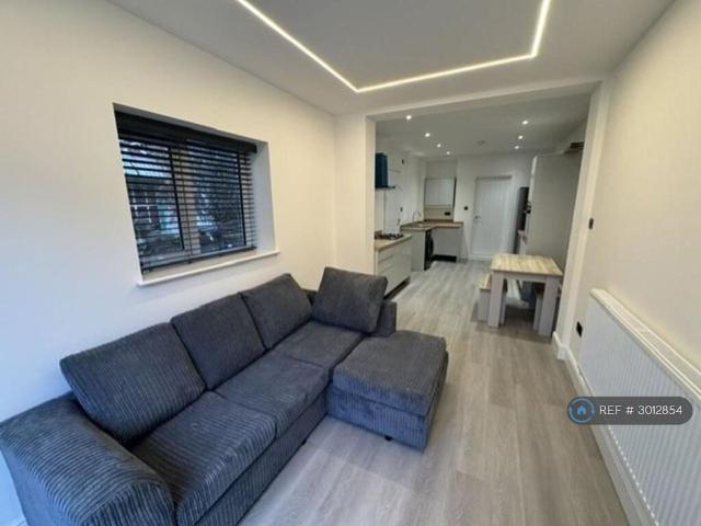 5 bedroom terraced house to rent